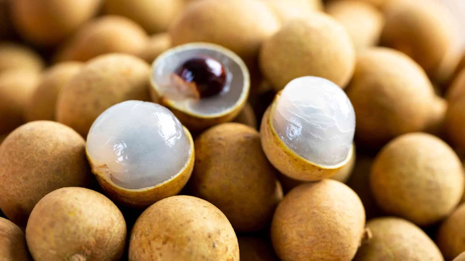 🌟 ¡Descubre las Sorprendentes Características de la Fruta Ojo de Dragón! 🍈